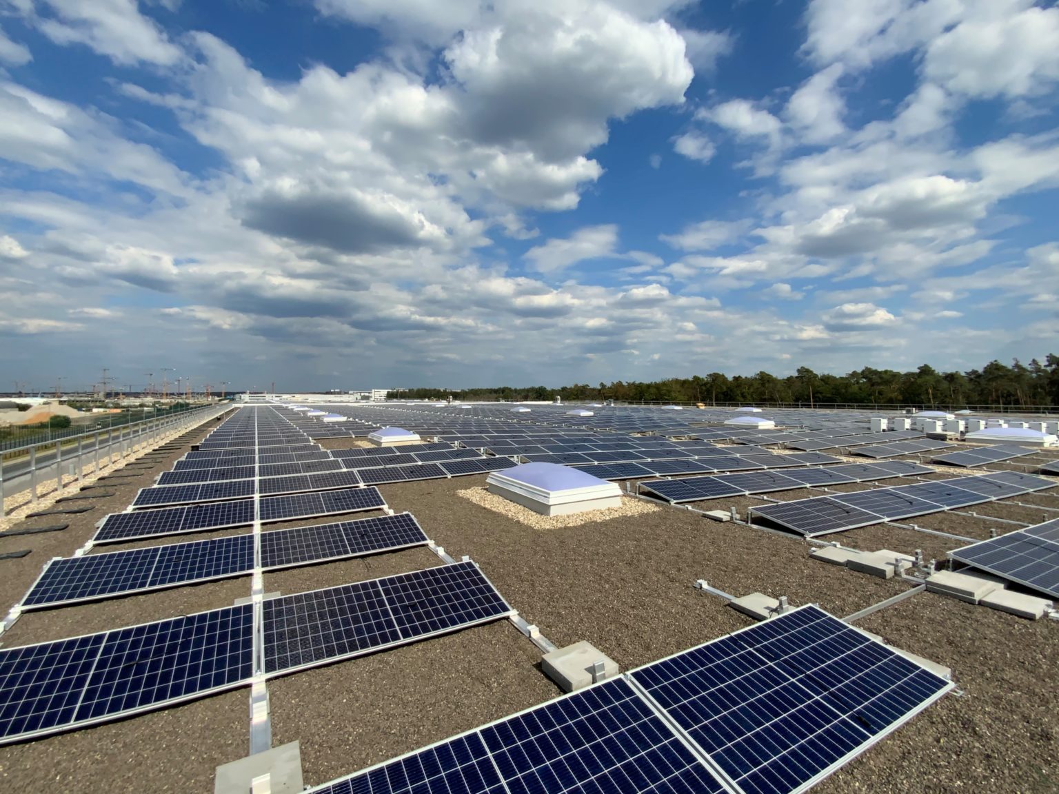 Solar roof Fraport air freight hall - Goldbeck Solar GmbH